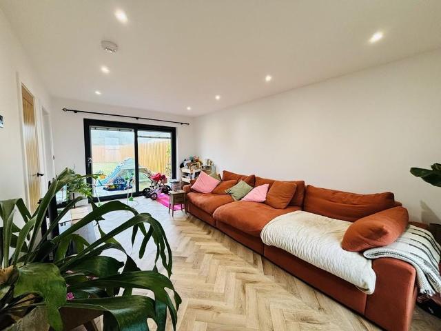 4 bedroom semi detached house to rent