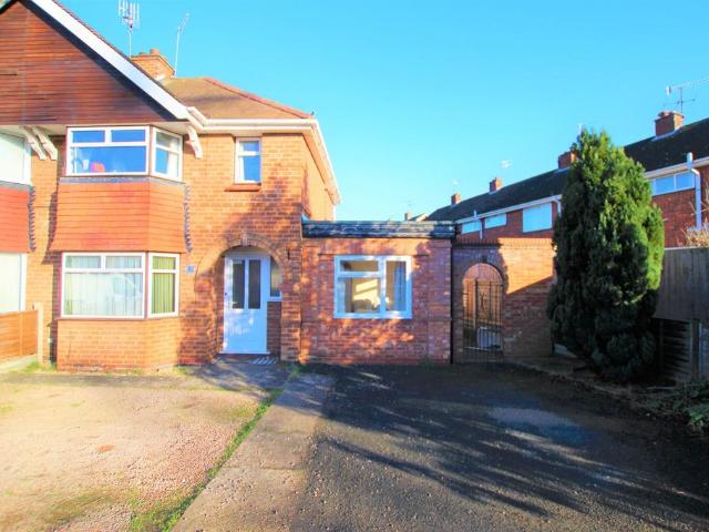 4 bedroom semi detached house to rent