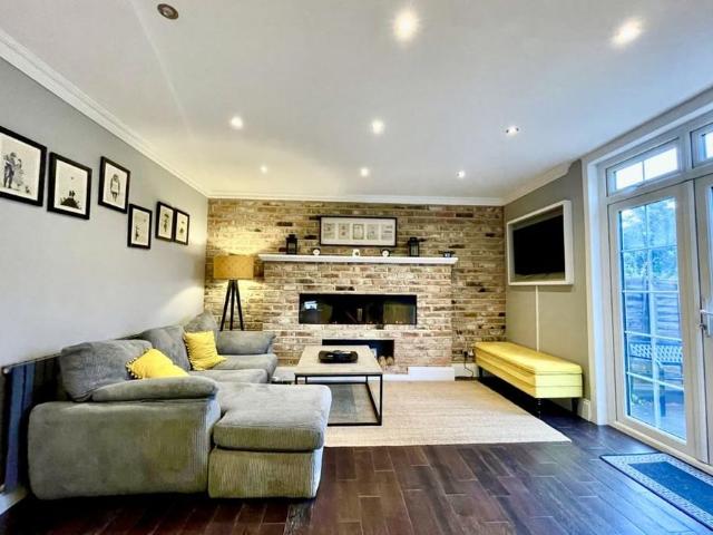 4 bedroom semi detached house to rent