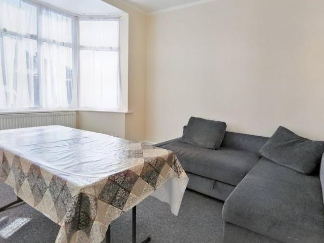 4 bedroom semi detached house to rent