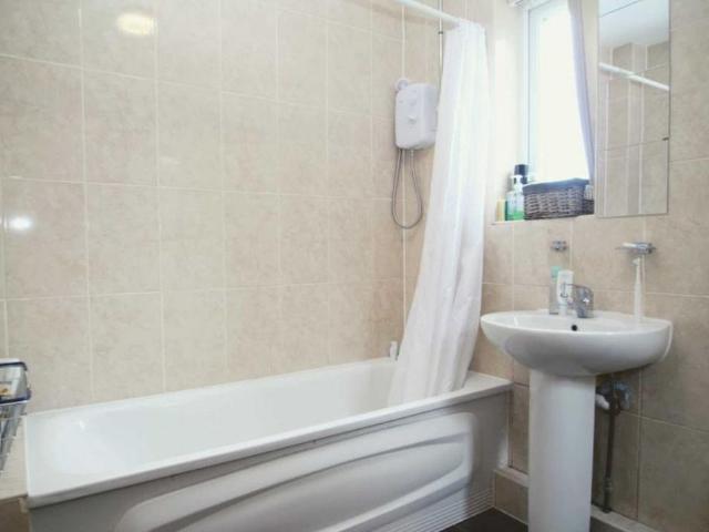 4 bedroom semi detached house to rent