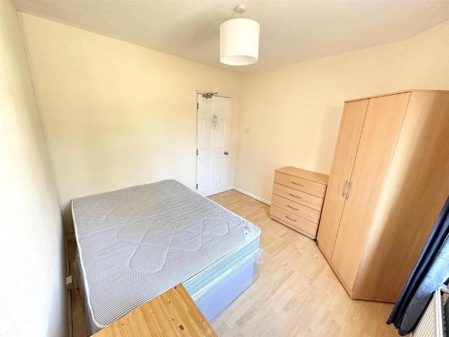 4 bedroom semi detached house to rent