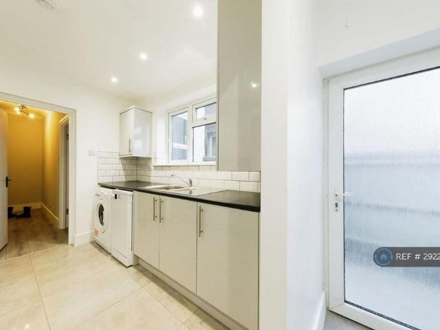 4 bedroom semi detached house to rent