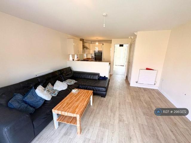 4 bedroom semi detached house to rent