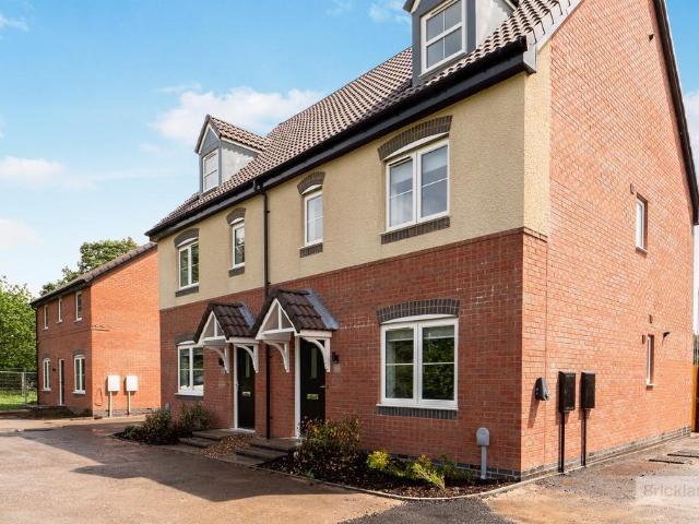 4 bedroom semi detached house to rent