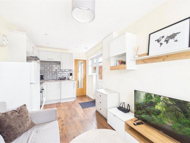 4 bedroom semi detached house to rent