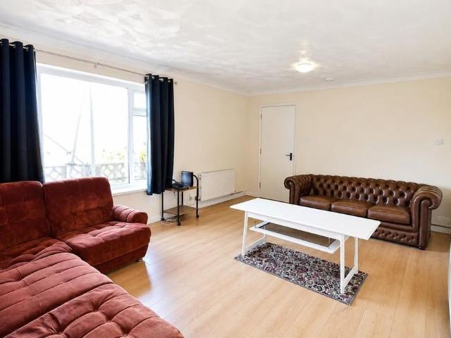 4 bedroom semi detached house to rent