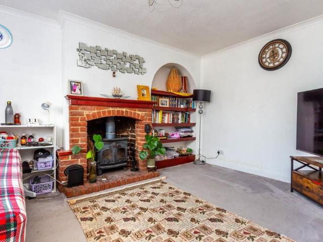 4 bedroom semi detached house to rent