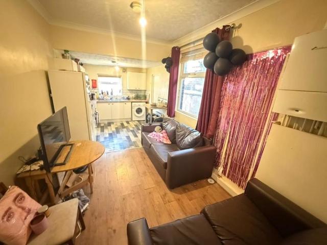 4 bedroom semi detached house to rent