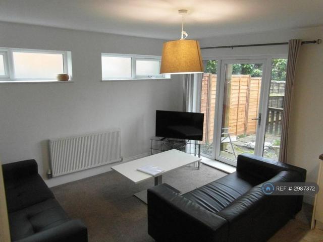 4 bedroom semi detached house to rent