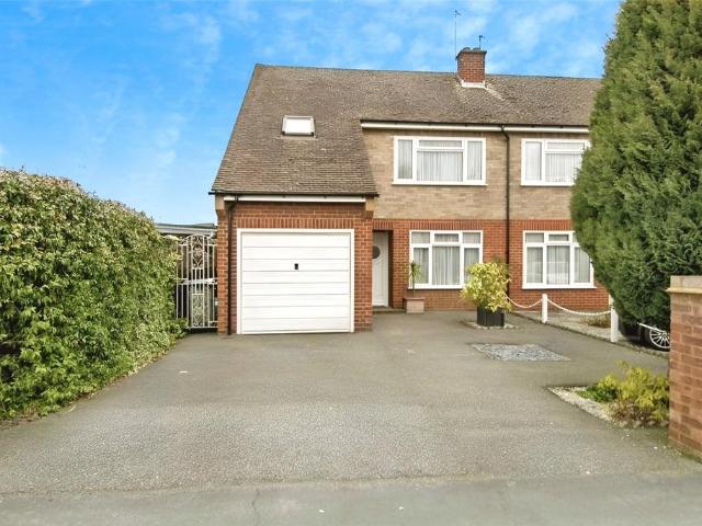 4 bedroom semi detached house to rent