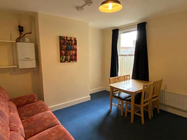 4 bedroom semi detached house to rent