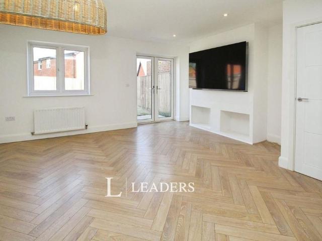 4 bedroom semi detached house to rent