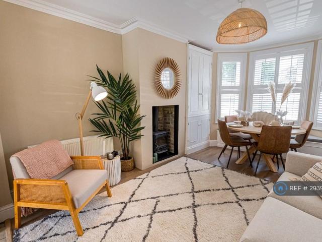 4 bedroom semi detached house to rent