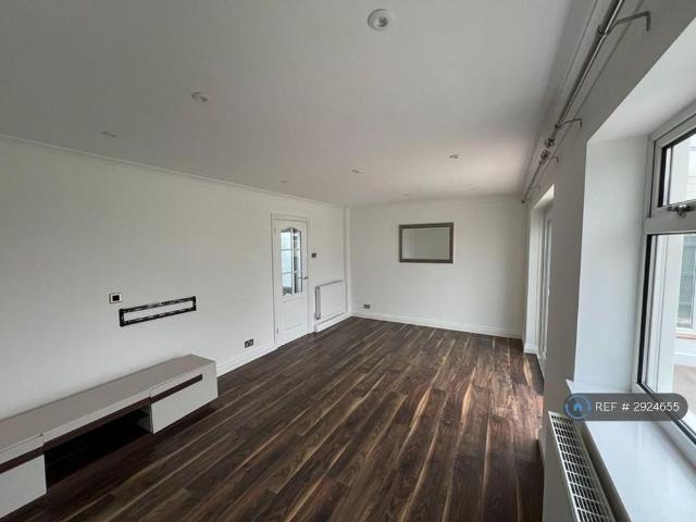 4 bedroom semi detached house to rent