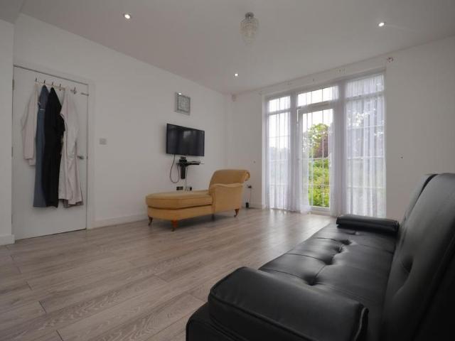 4 bedroom semi detached house to rent