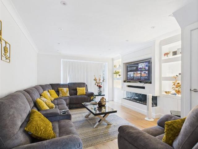 4 bedroom semi detached house to rent