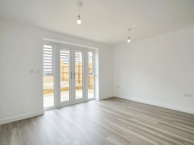 4 bedroom semi detached house to rent