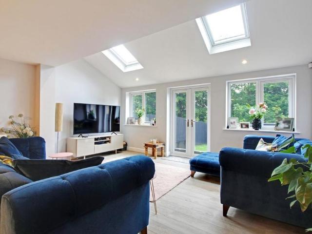 4 bedroom semi detached house to rent