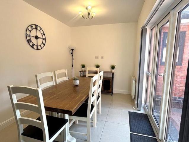 4 bedroom semi detached house to rent