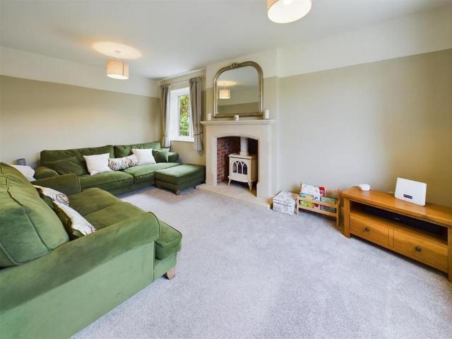 4 bedroom semi detached house to rent
