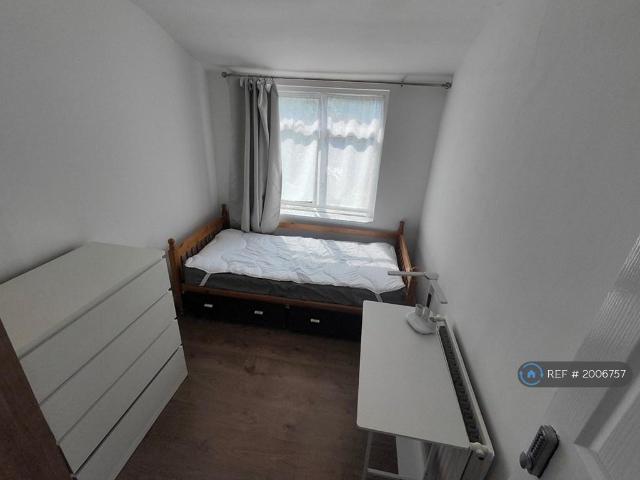 4 bedroom semi detached house to rent