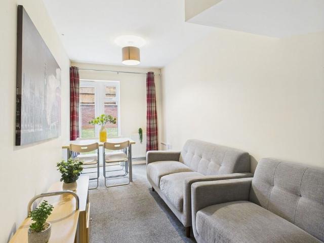 4 bedroom semi detached house to rent