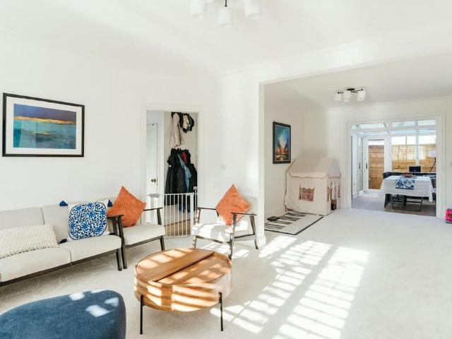 4 bedroom semi detached house to rent