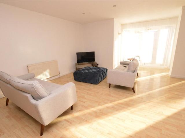 4 bedroom semi detached house to rent