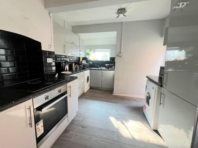 4 bedroom semi detached house to rent
