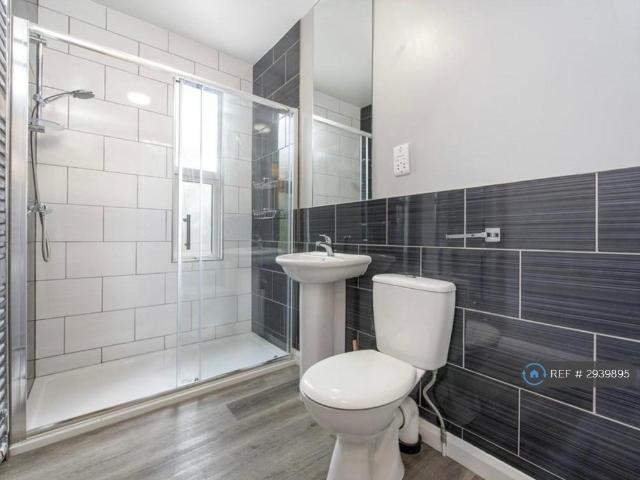 4 bedroom semi detached house to rent
