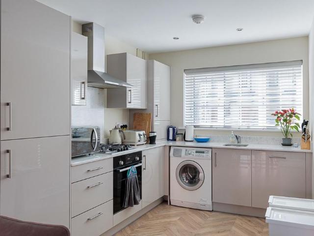 4 bedroom semi detached house to rent