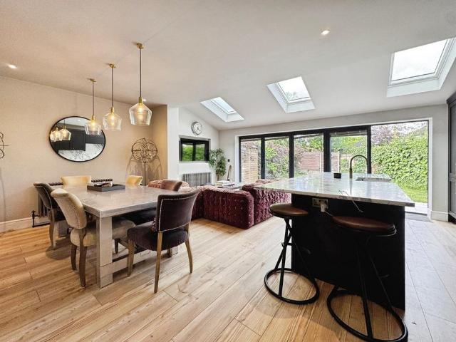 4 bedroom semi detached house to rent