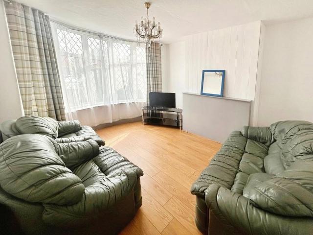 4 bedroom semi detached house to rent