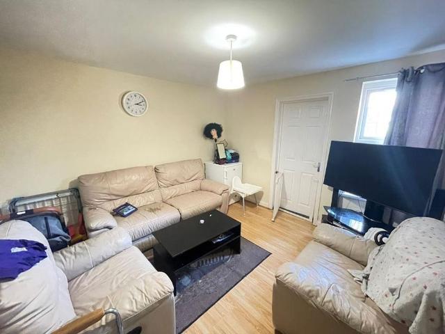 4 bedroom semi detached house to rent