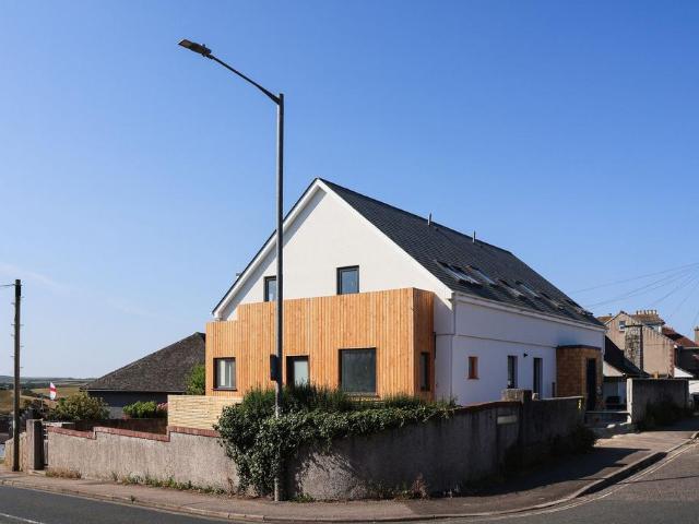 4 bedroom semi detached house to rent