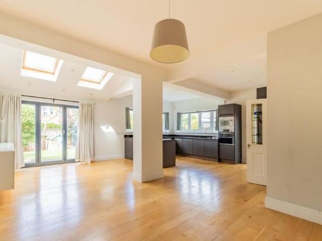 4 bedroom semi detached house to rent