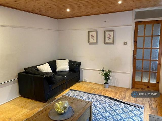4 bedroom semi detached house to rent