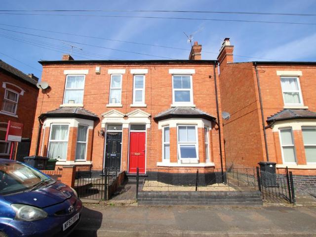 4 bedroom semi detached house to rent