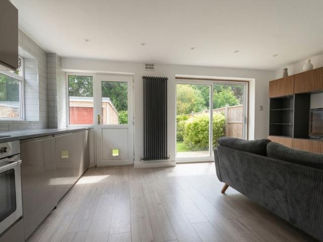 4 bedroom Semi detached house to rent