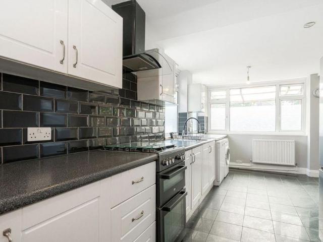 4 bedroom semi detached house to rent