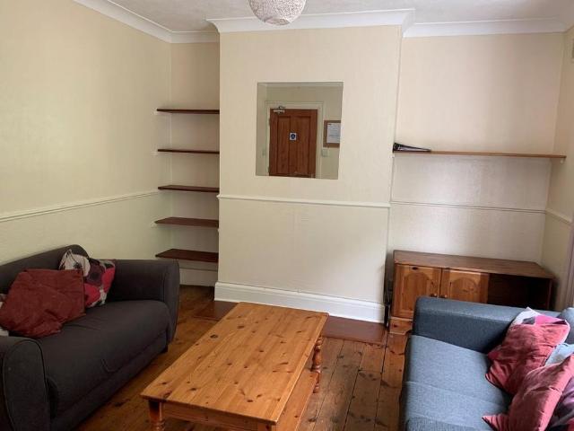 4 bedroom semi detached house to rent