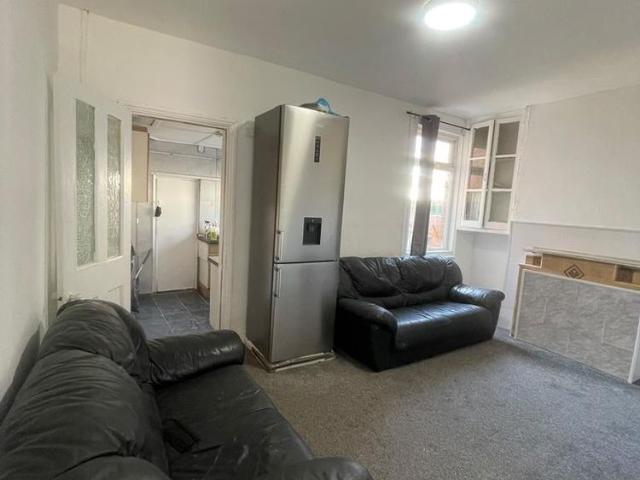 4 bedroom semi detached house to rent