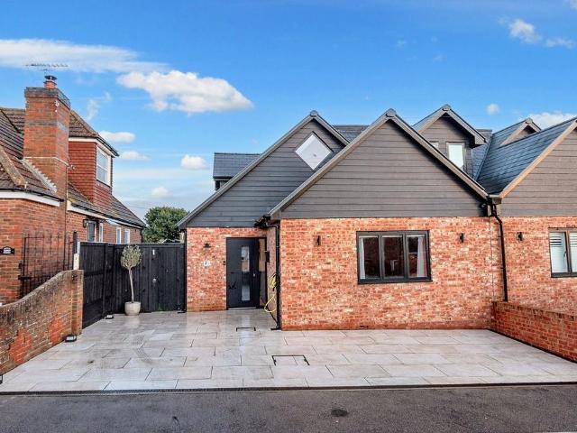 4 bedroom semi detached house to rent