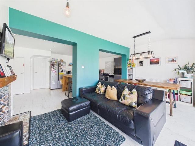 4 bedroom semi detached house to rent