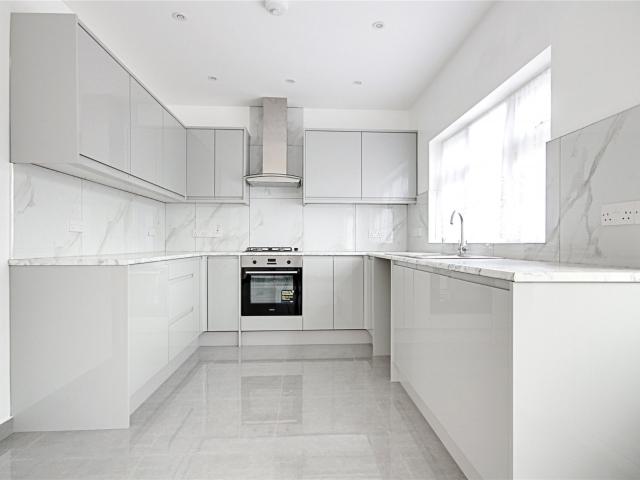 4 bedroom Semi detached house to rent