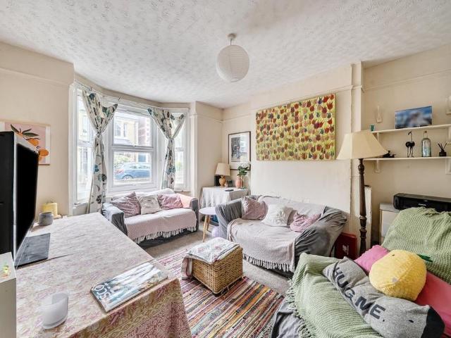 4 bedroom semi detached house to rent
