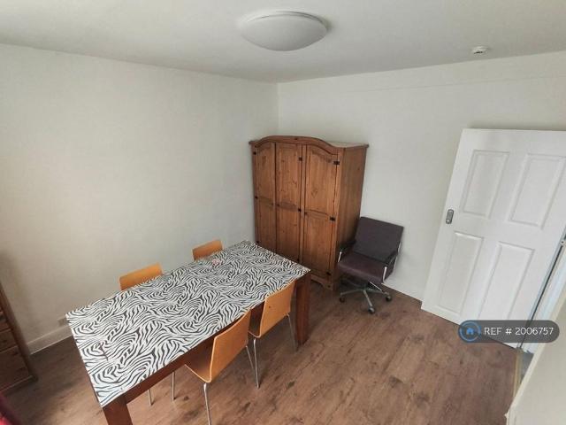 4 bedroom semi detached house to rent