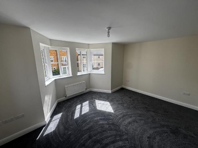 4 bedroom semi detached house to rent