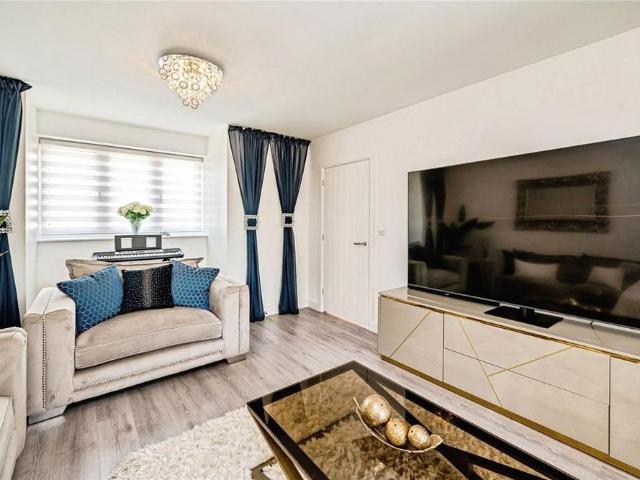 4 bedroom semi detached house to rent